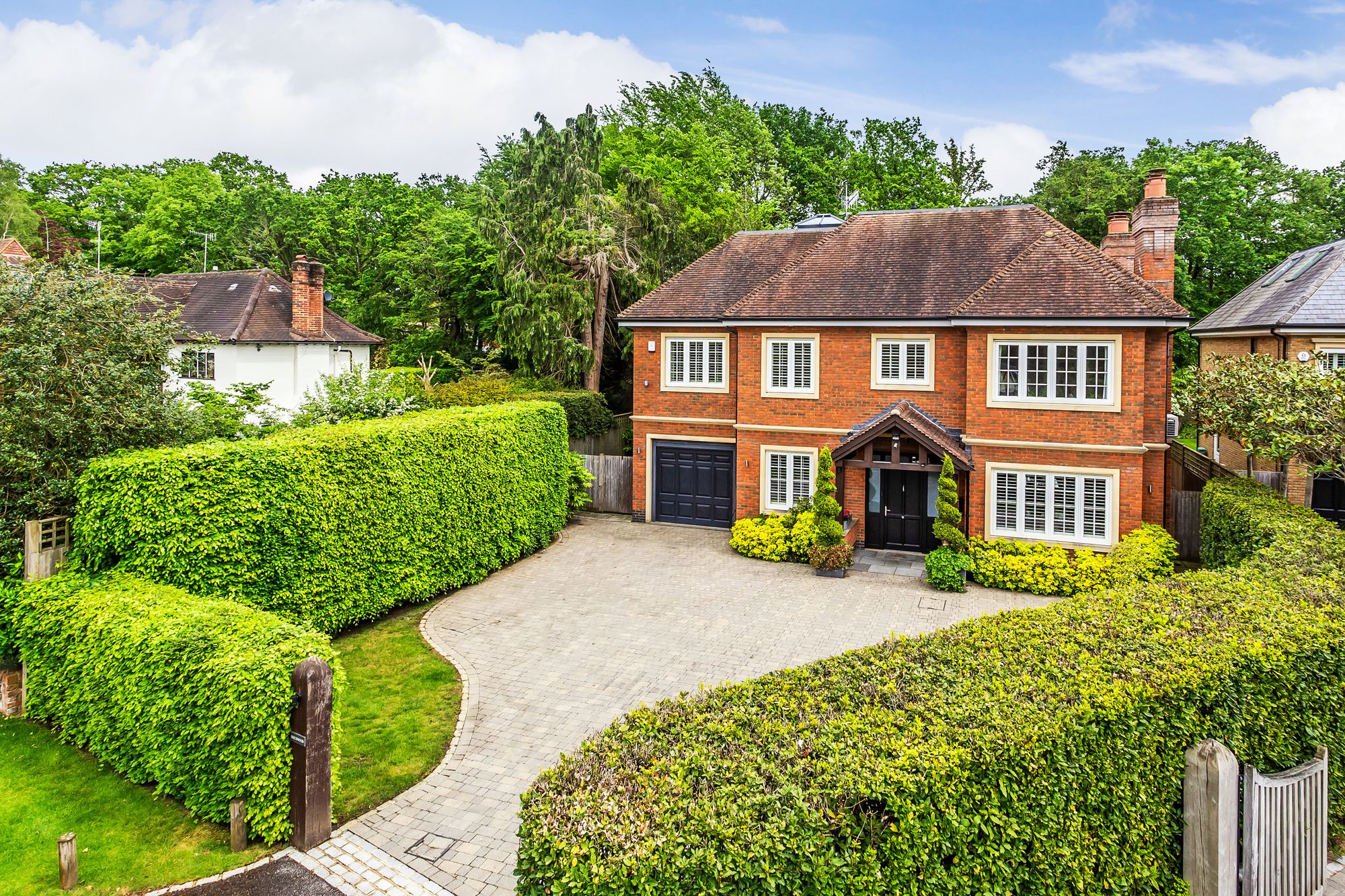 5 Bed, 5 Bath Property For Sale in Birchwood Leigh Place, Cobham, KT11 2HL