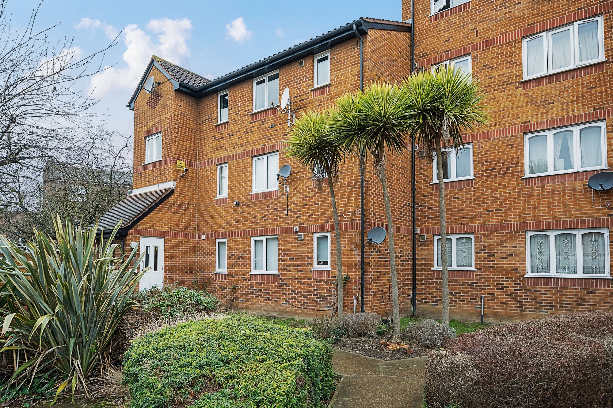1 Bed, 1 Bath Property For Sale in John Silkin Lane, SE8
