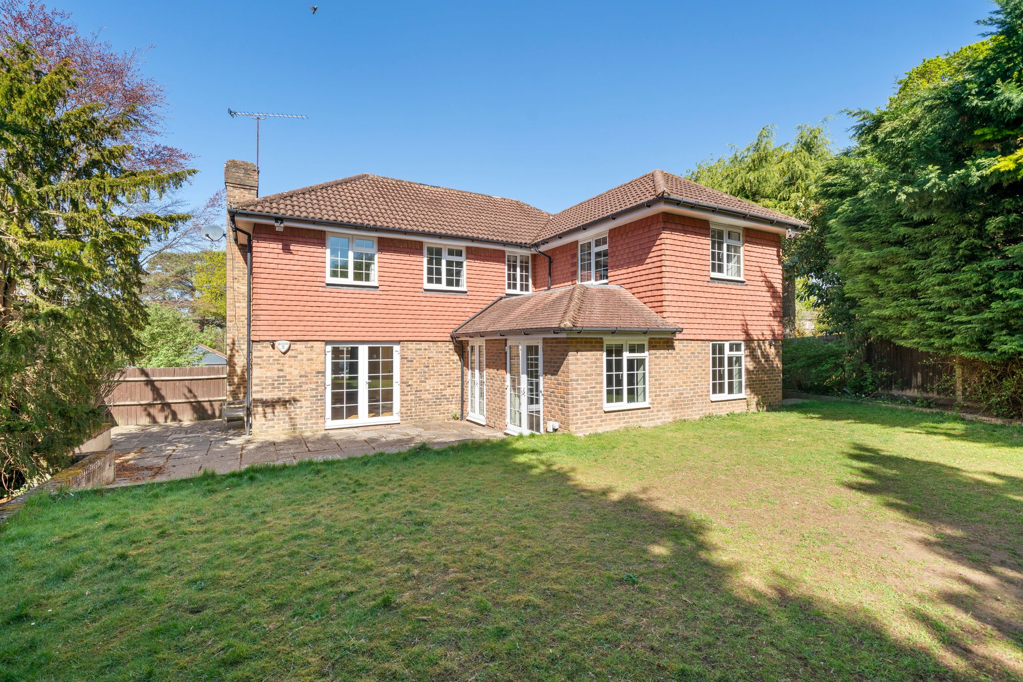 5 Bed, 2 Bath Property For Sale in Burleigh Park, Cobham, KT11 2DU