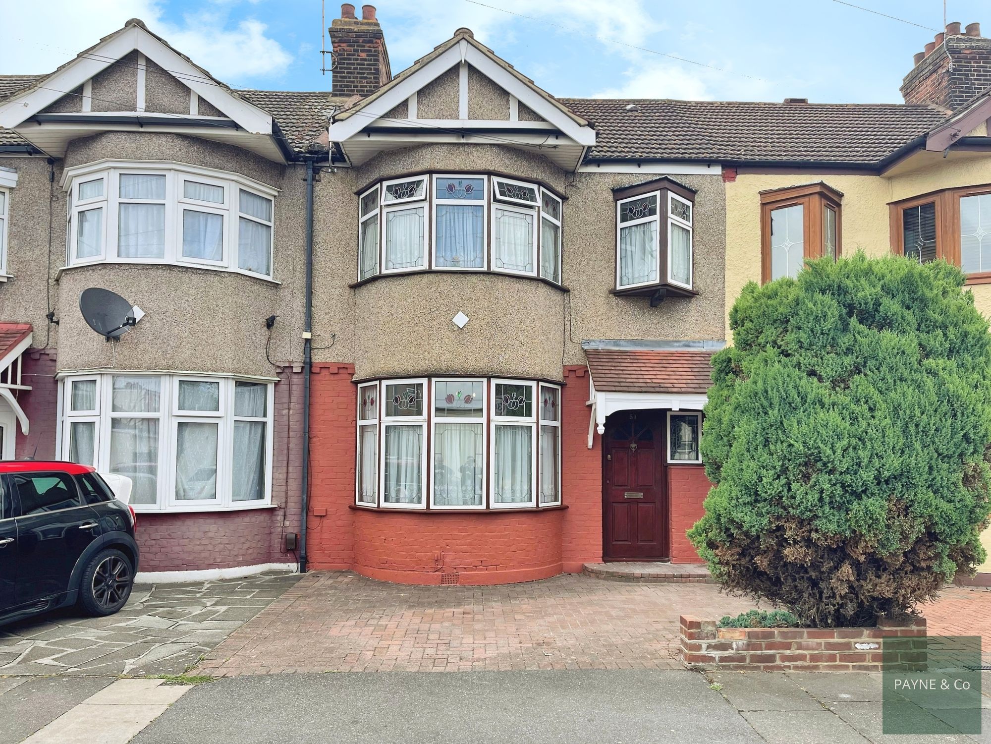 3 Bed, 1 Bath Property For Sale in Fairway Gardens, Ilford, IG1 2QG