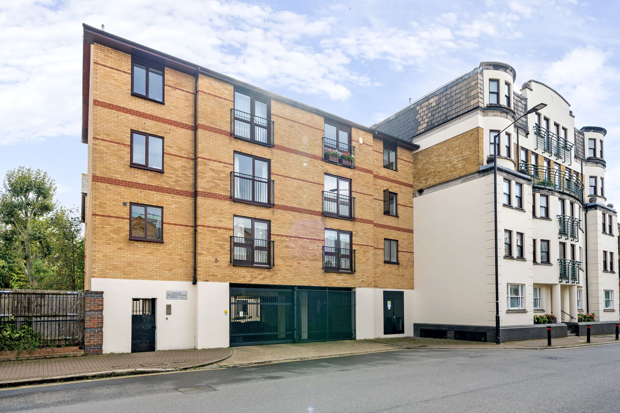 2 Bed, 1 Bath Property For Rent in Flat 28, Tideway Court, SE16