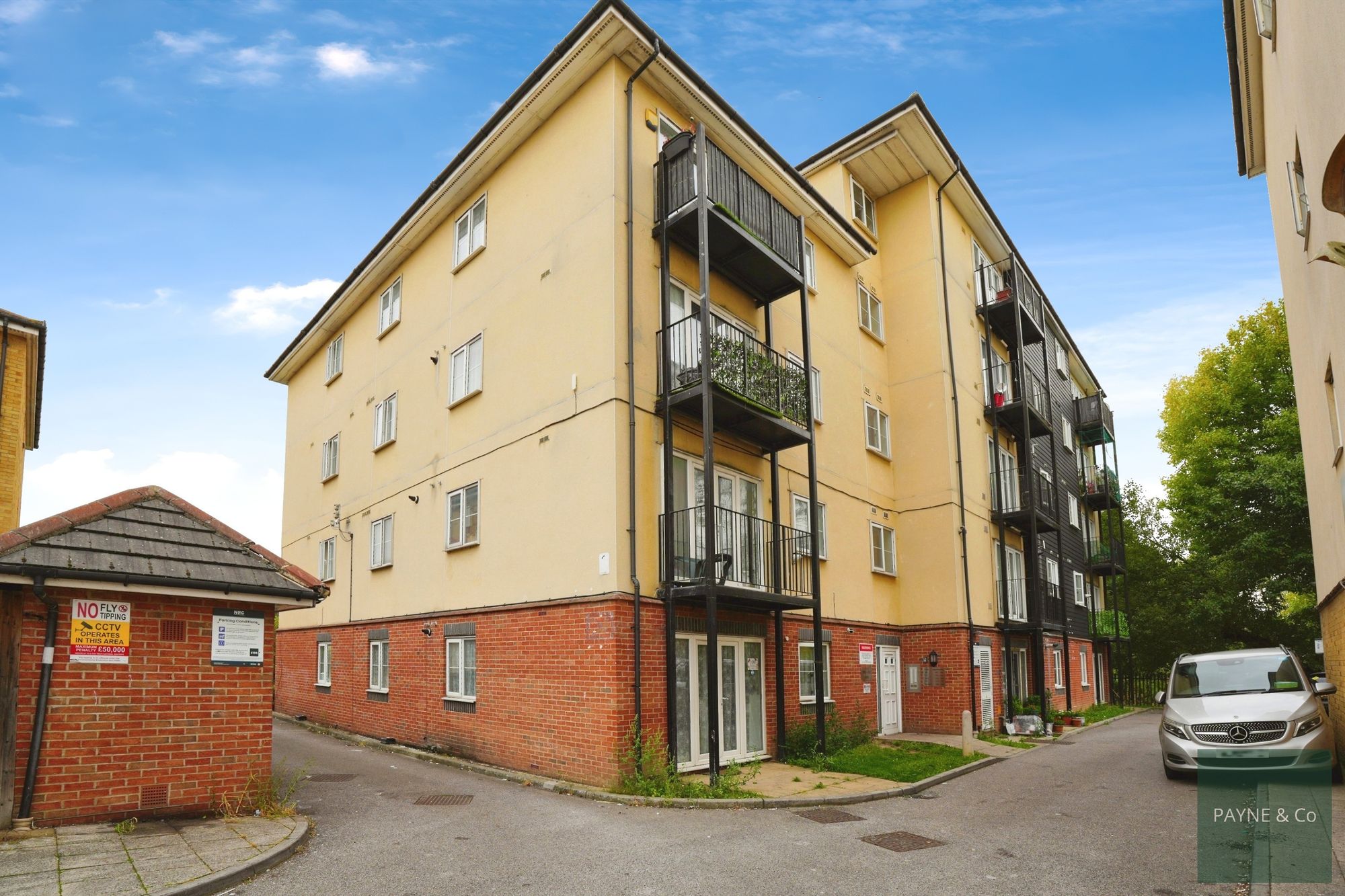 2 Bed, 2 Bath Property For Sale in Blackthorn Road, Ilford, IG1 2PZ